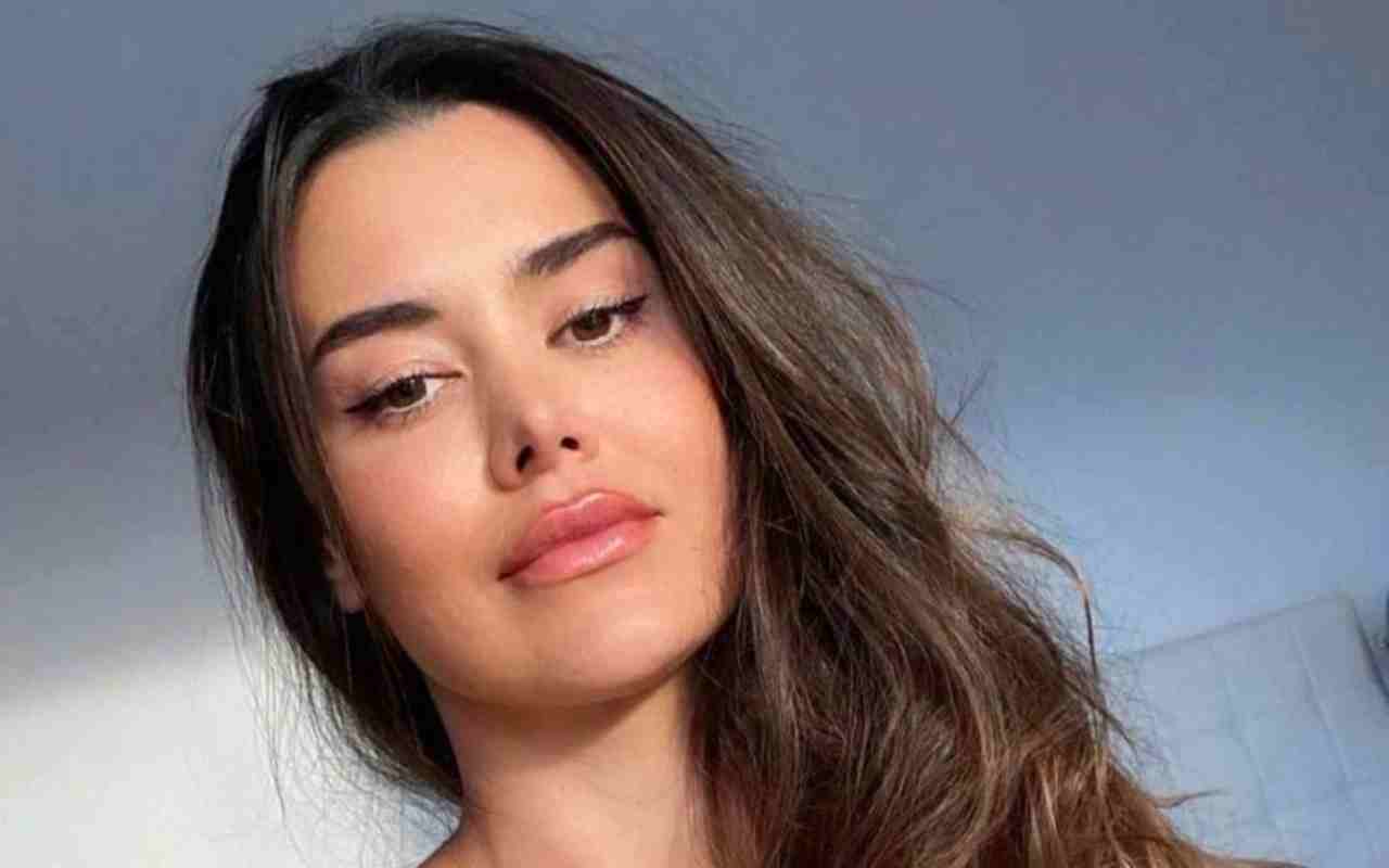 Eva Padlock da sogno, che balconata per l'ex ombrellina della Moto GP ...