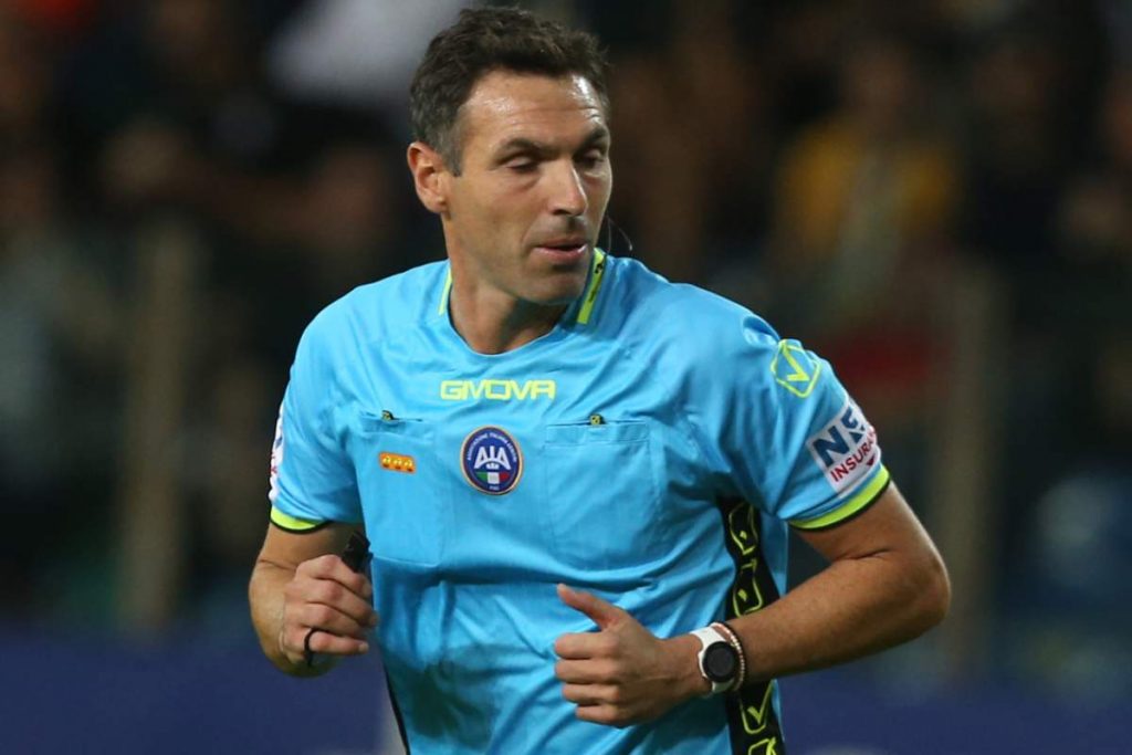 Bufera sull'arbitro Sacchi: polverone dopo il gesto all'assistente ...
